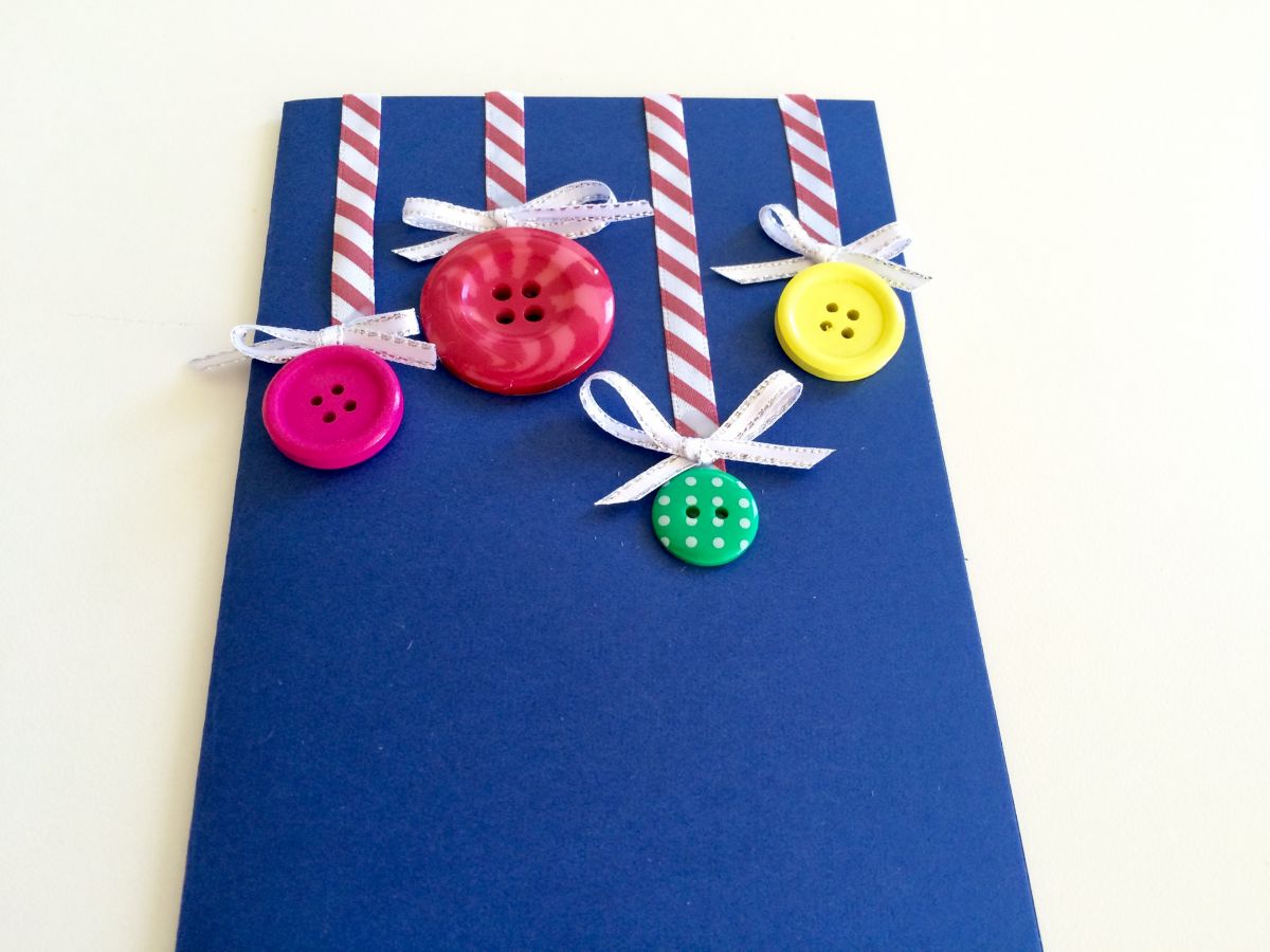 4 Button Christmas Cards Your Kids Can Make Themselves - School Mum 4 Button Christmas Cards Your Kids Can Make Themselves - School Mum